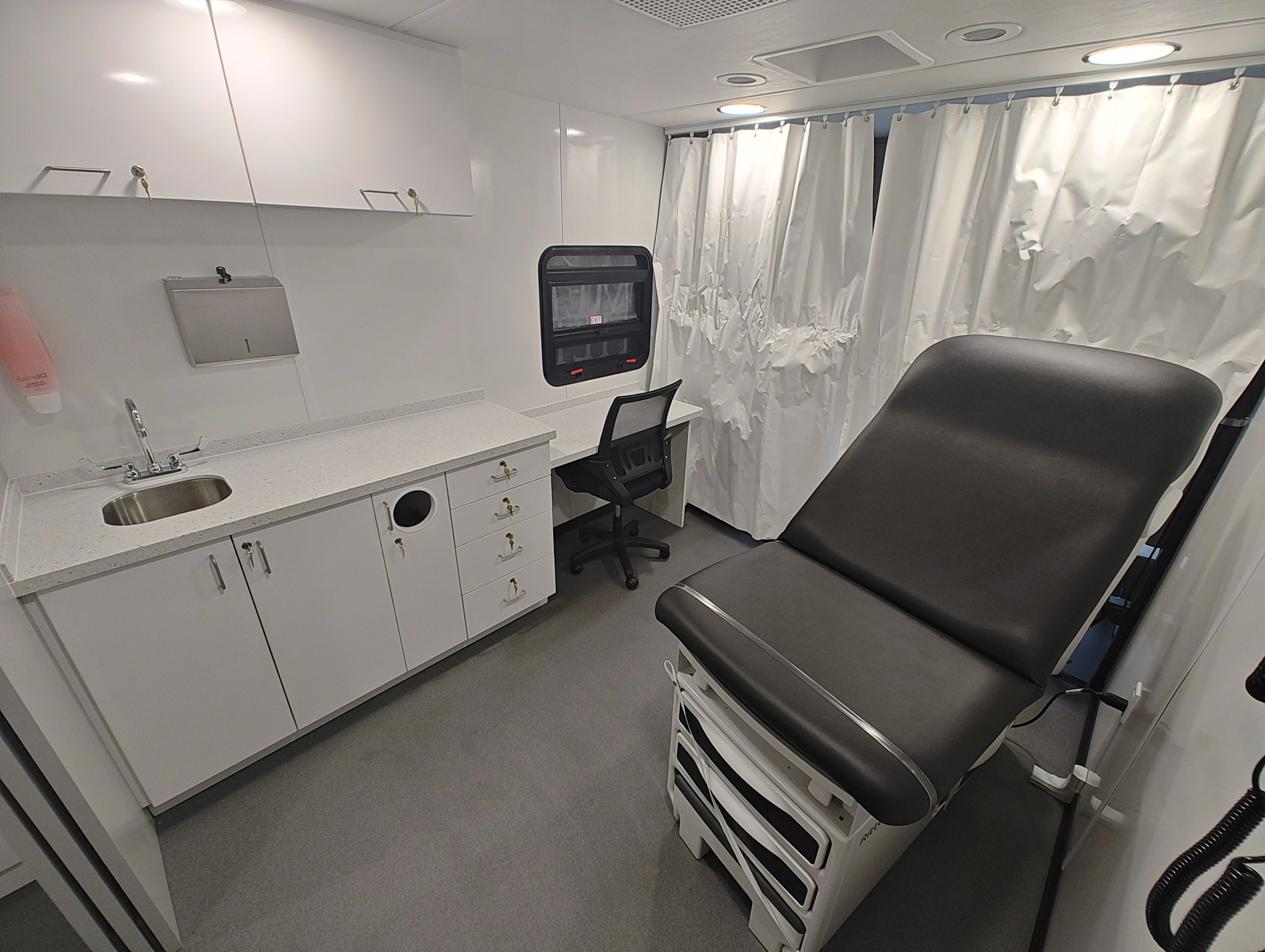38ft Three Room Mobile Medical Clinic with Wheelchair Lift - TESCO ...